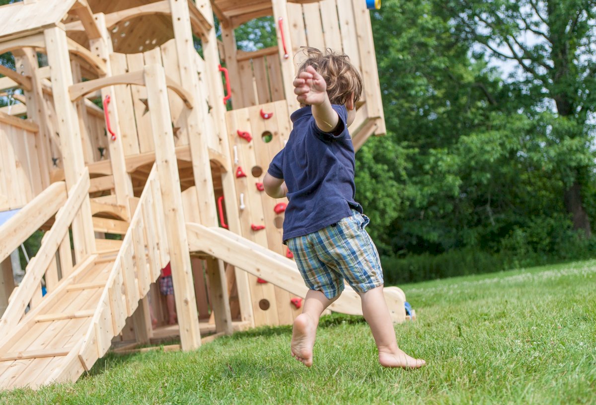 Free the feet! The benefits of being barefoot | CedarWorks Playsets